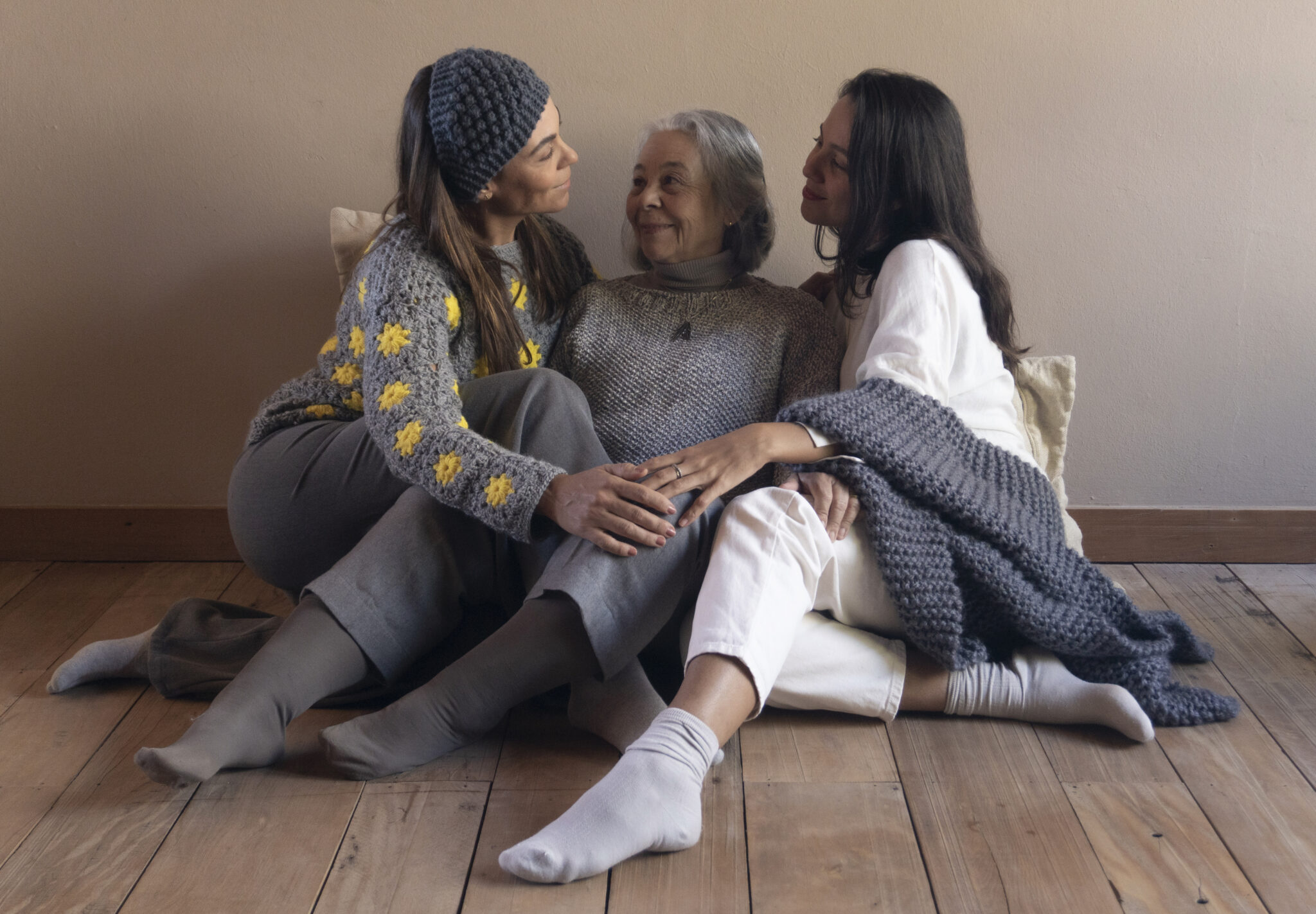 Tricô e crochê são coisas de vó e de neta também