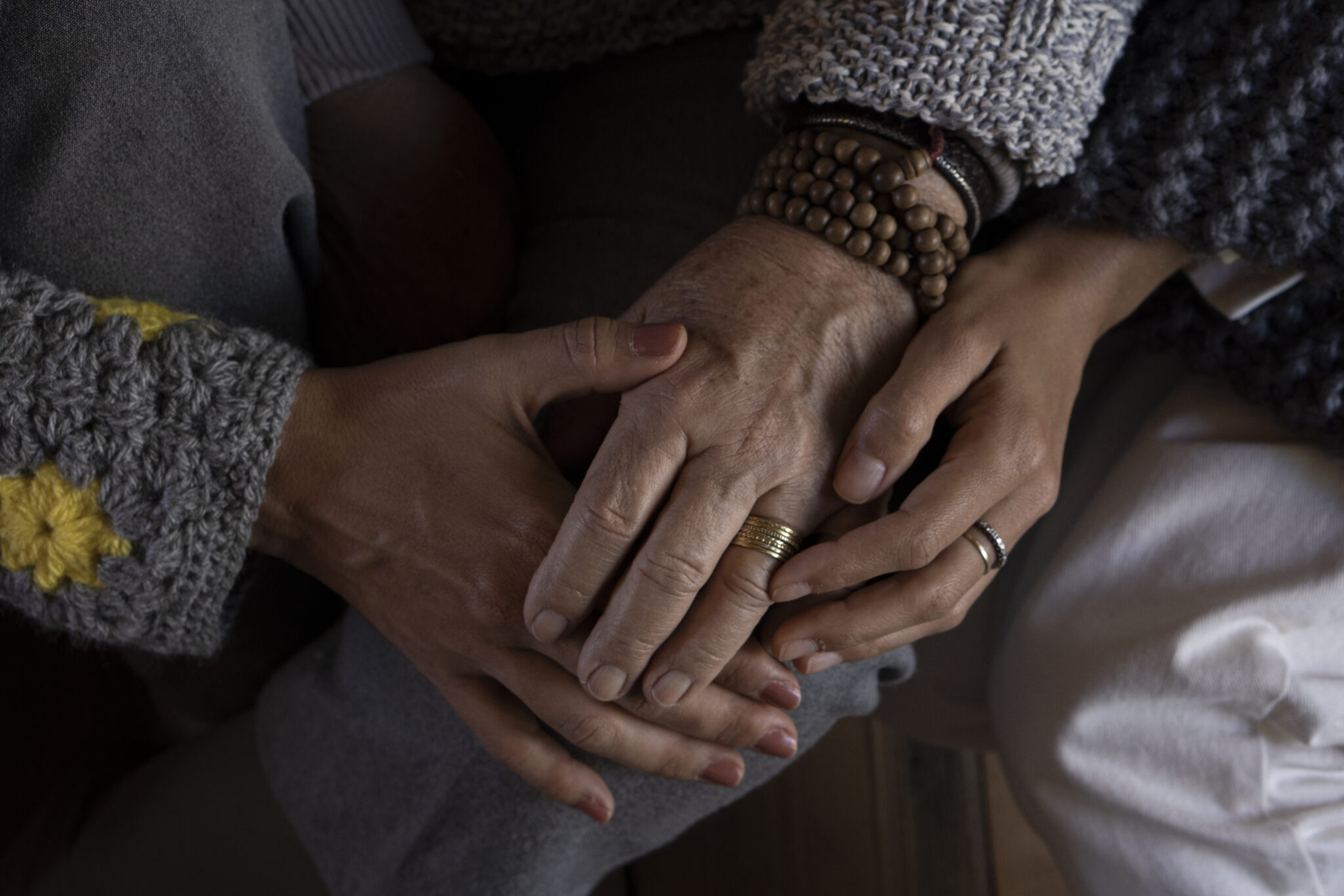 Tricô e crochê são coisas de vó e de neta também