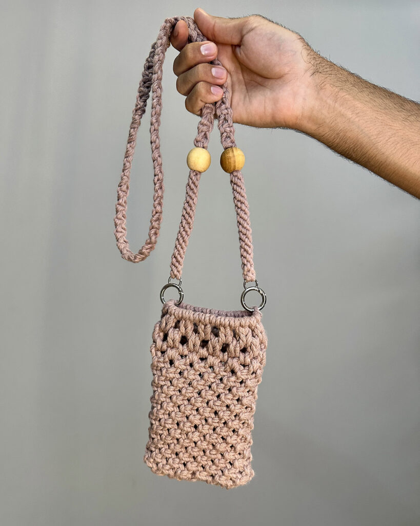 Porta-celular Mônica em macramê com o fio MACRAMÊ